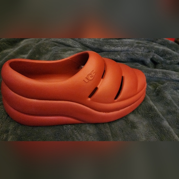 UGG | Shoes | Brand New Ugg Foam Runners Wear All Year Round Never Worn ...